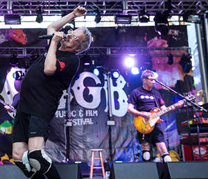 ディーヴォ ＜CBGB Music & Film Fest 2014＞のフルセット・ライヴ映像47分を公開 - amass