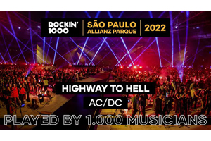 1000人以上参加の史上最大のロックバンドRockin'1000 AC/DC「Highway to Hell」のライヴ映像公開 - amass